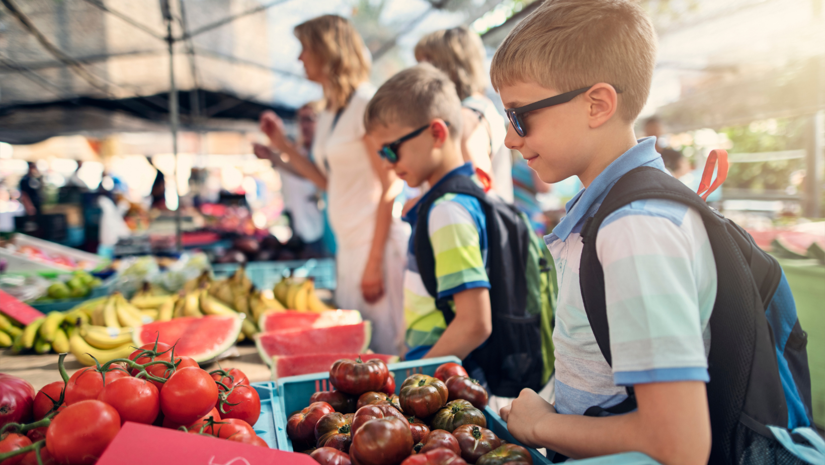 boys shopping farmers market - Newsymom